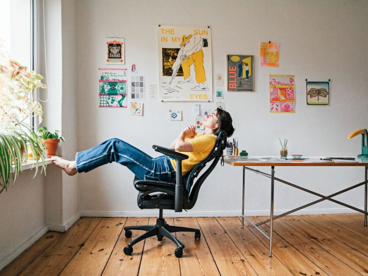 Estágios home office tem salários de até R$ 8 mil: vagas na XP e Serasa